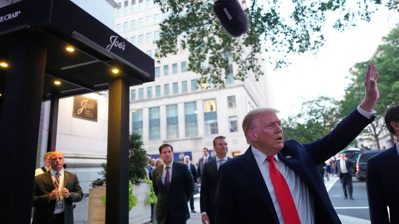 Trump dines at restaurant near White House