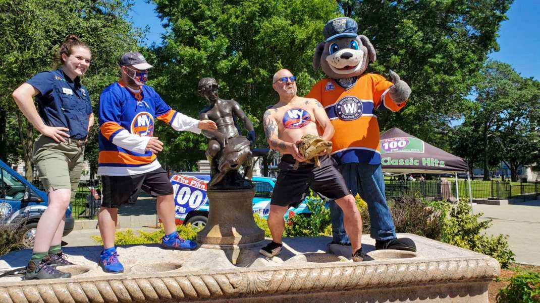 Mike Hsu settles Bruins bet at 'Turtle Boy' statue