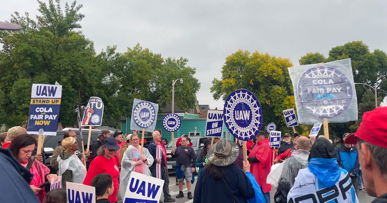 Dozens support UAW rally in Milwaukee