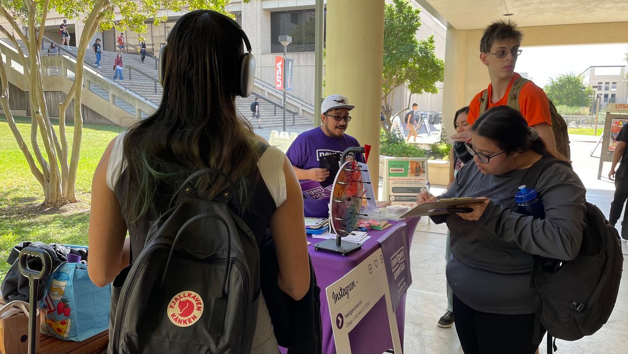 Students register to vote with Oct. 11 deadline looming