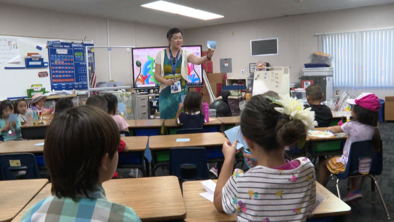 Elementary students in OC learn in Vietnamese, English