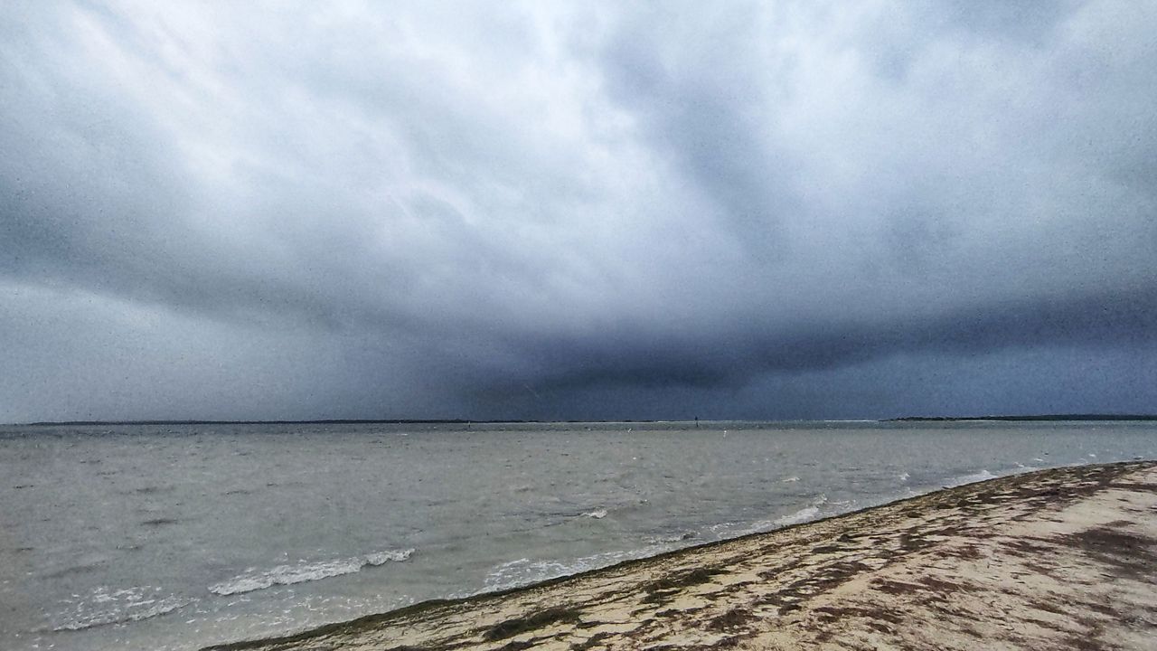 Strong storms quickly moving across Florida