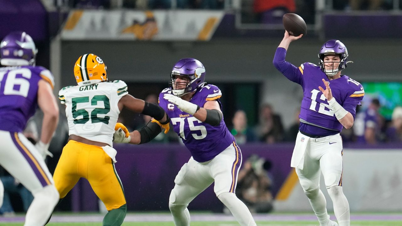 Vikings make halftime quarterback switch