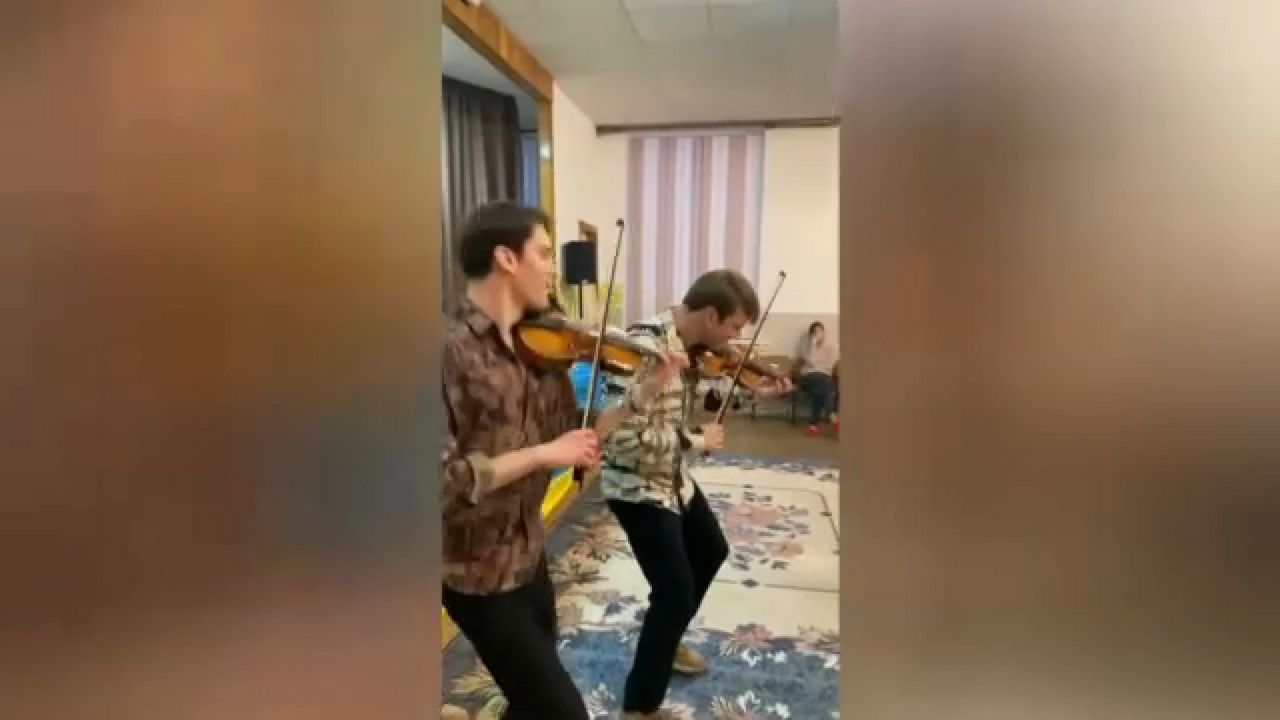 Rochester violinist uses music to help Ukrainian refugees