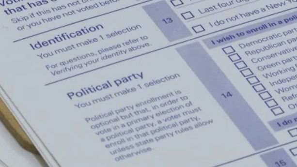 Volunteers fuel DNC's nonpartisan voter-aid text hotline