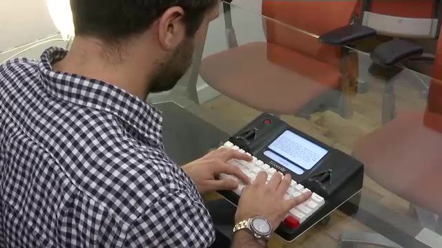 CES 2017: Freewrite Typewriter Offers a Distraction-Free Writing Experience