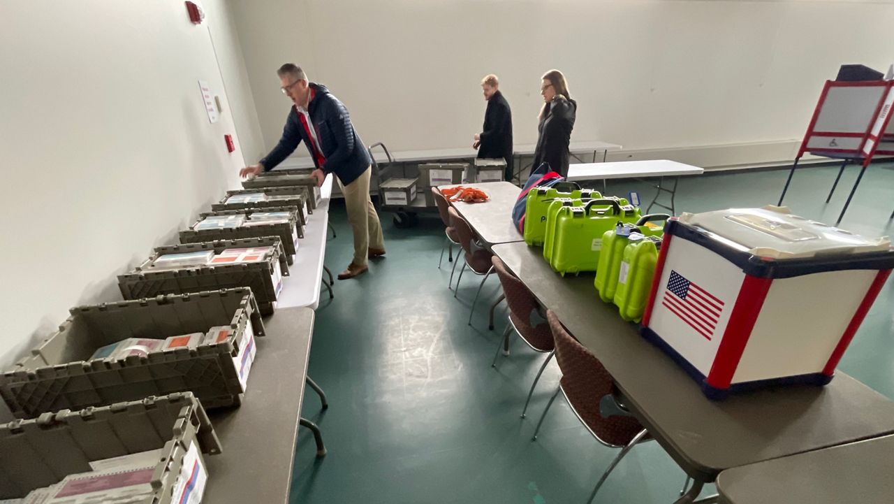 GOP, Dems look for Super Tuesday results