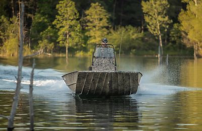 Crestliner Fishing Boats |1860 Retriever Center Console