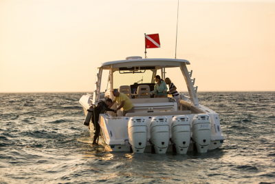 420 Outrage | High Performing Center Console Boat | Boston Whaler