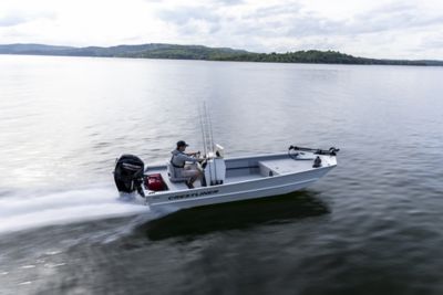 Crestliner Fishing Boats |1860 Retriever Rear Center Console