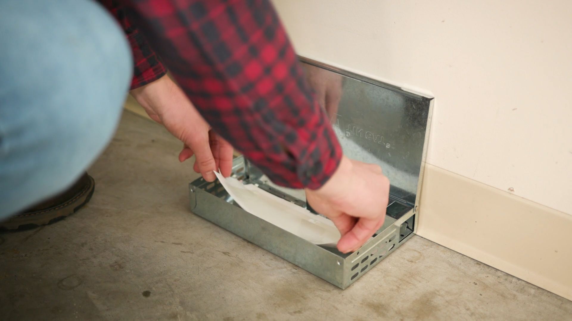 How to Use Catch & Release Mouse Traps